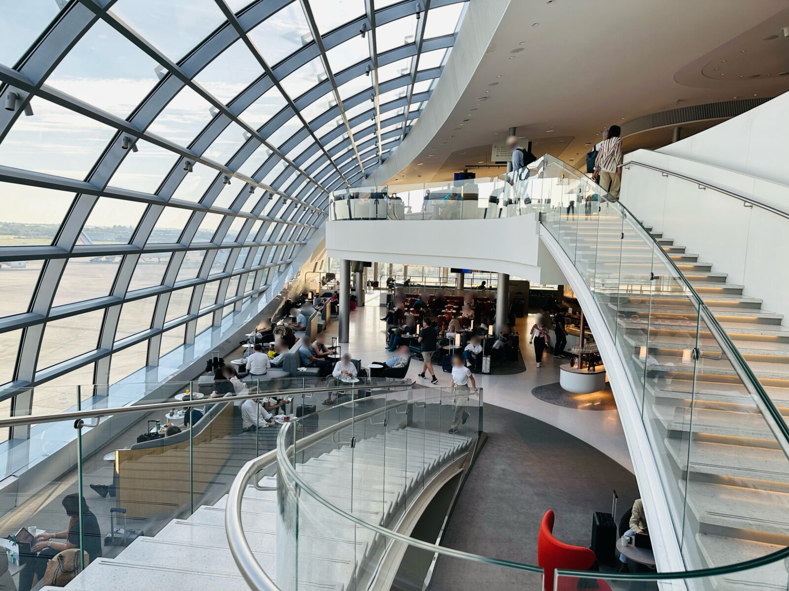 【搭乗記】JALマイルで行くエールフランス航空ビジネスクラス（CDG→BCN）短時間フライトでも機内食に手抜きなし | むらさきマイラー夫婦が行く！