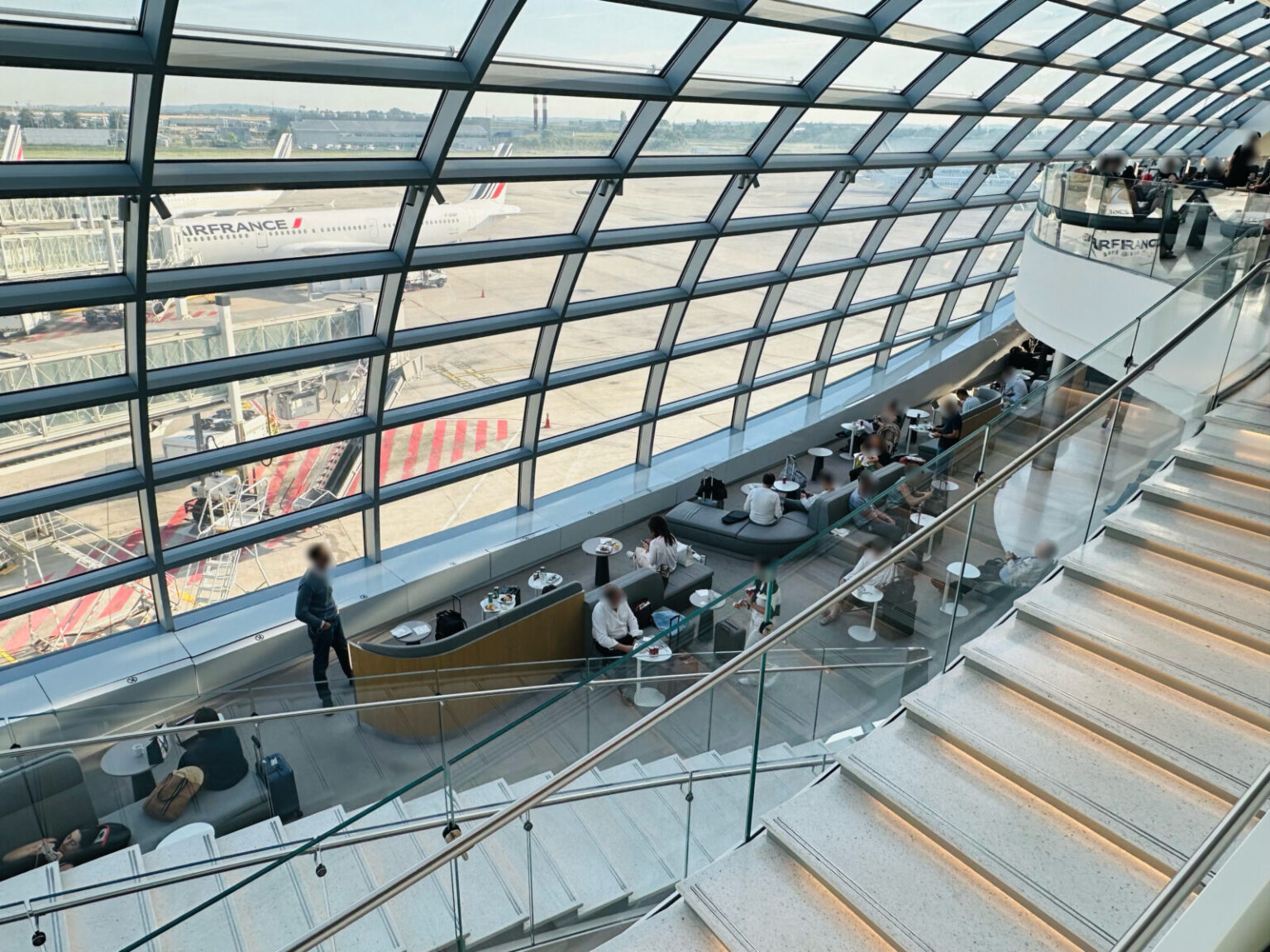 【搭乗記】JALマイルで行くエールフランス航空ビジネスクラス（CDG→BCN）短時間フライトでも機内食に手抜きなし | むらさきマイラー夫婦が行く！