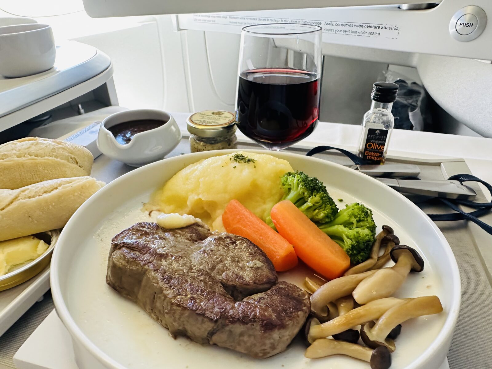 【搭乗記】JALマイルで行くエールフランス航空ビジネスクラス（KIX→CDG）充実の機内食＆サーチャージ不要も嬉しい | むらさきマイラー夫婦が行く！