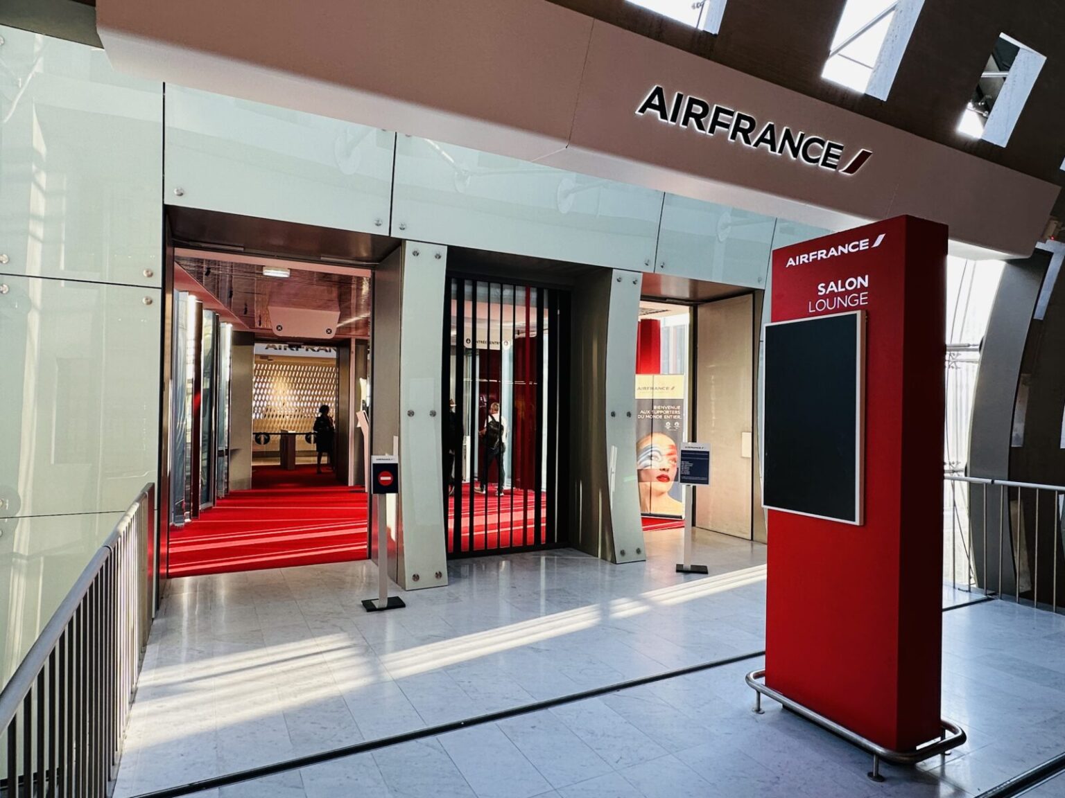 【搭乗記】JALマイルで行くエールフランス航空ビジネスクラス（CDG→BCN）短時間フライトでも機内食に手抜きなし | むらさきマイラー夫婦が行く！